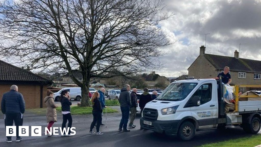 Chippenham water supply restored after repairs - BBC News