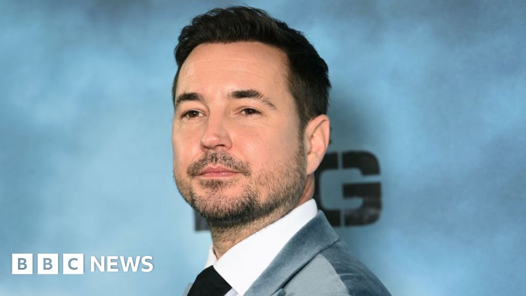 Martin Compston asked Humza Yousaf for co-star vaccine advice - BBC News