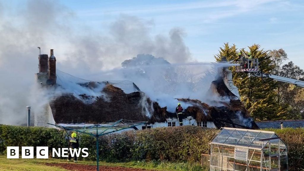 Devon firefighters tackling thatched village pub blaze - BBC News