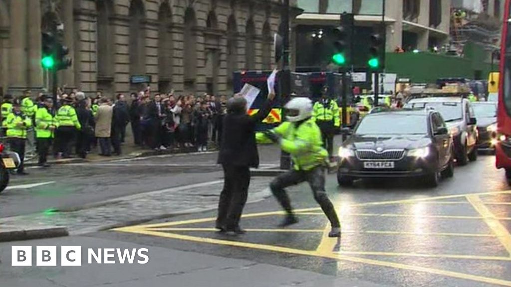 Met Police defends 'heavy-handed' arrest of Chinese protesters - BBC News