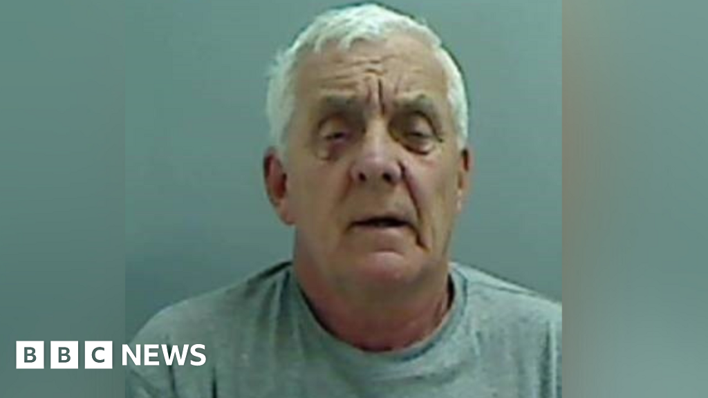 Darlington man avoids jail over child abuse images - BBC News