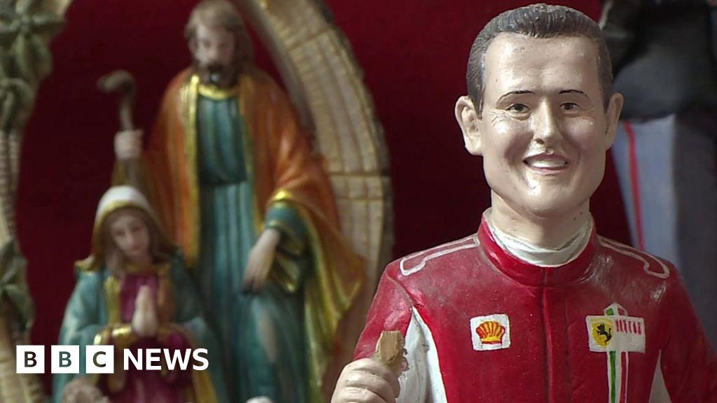 The battle of the Christmas nativity scenes in Naples - BBC News