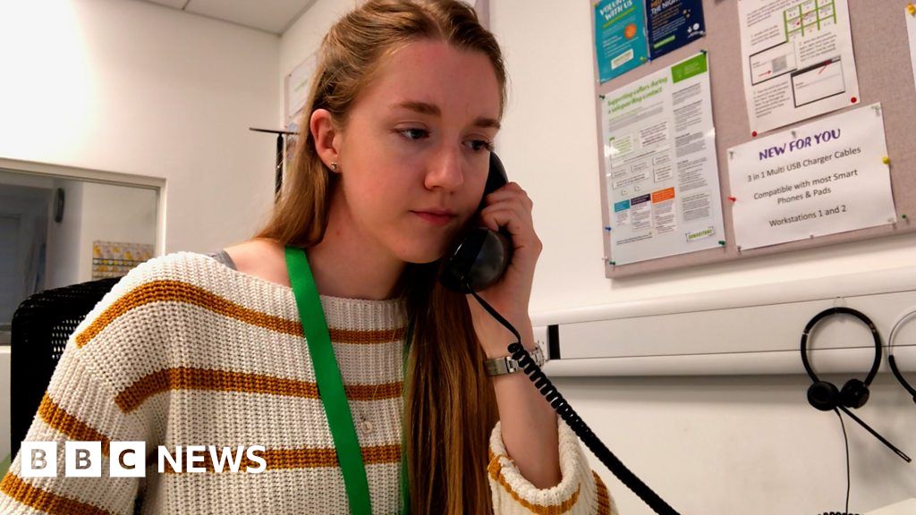 Samaritans: What it's like volunteering during lockdown - BBC News