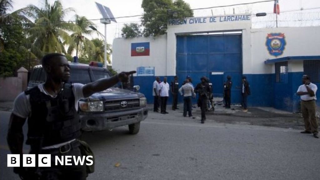 170 inmates escape Haiti jail - BBC News