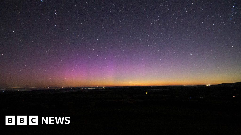 'Rare' sighting of Northern Lights in sky above Dartmoor - BBC News