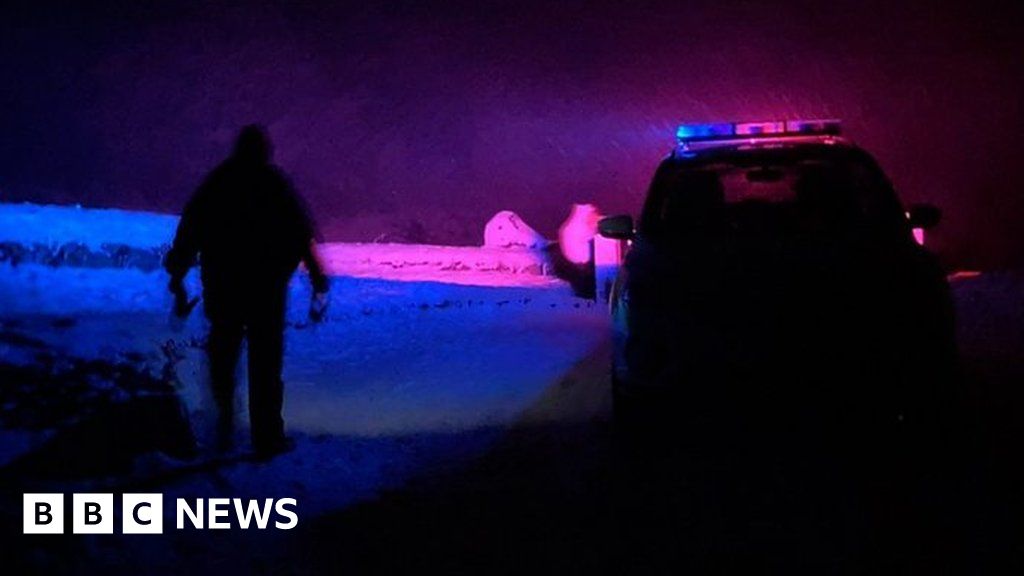 Lockdown: Police get stuck in snow stopping rule-breakers - BBC News