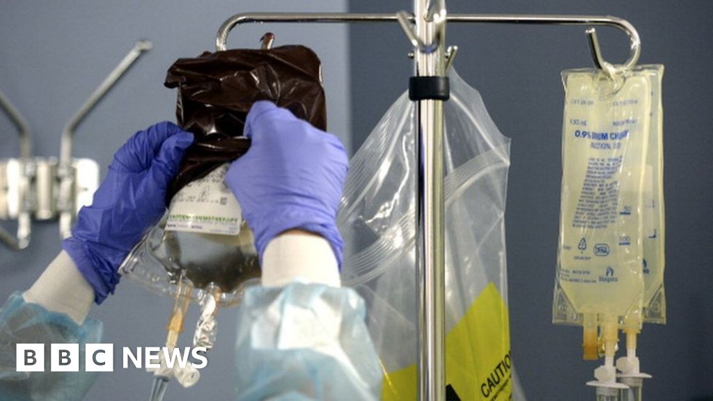 Chemotherapy class for first-time cancer patients - BBC News