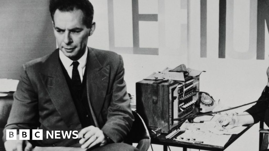 First TV reporter for BBC News NI Cecil Taylor dies - BBC News