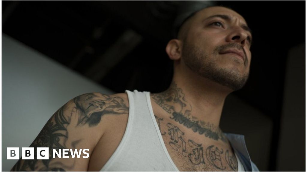 The call centre for ex-gangsters - BBC News
