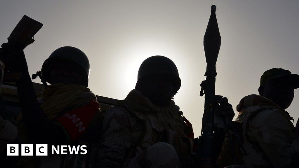 Attack on Niger refugee camp kills 20 soldiers - BBC News