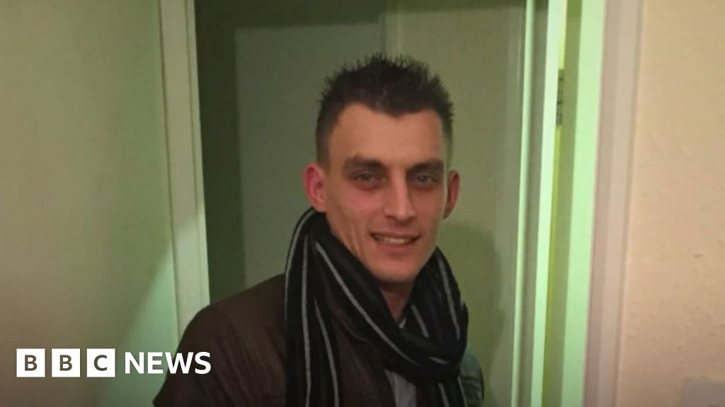 Daniel Rotariu: Acid attack victim to sue Leicestershire Police - BBC News