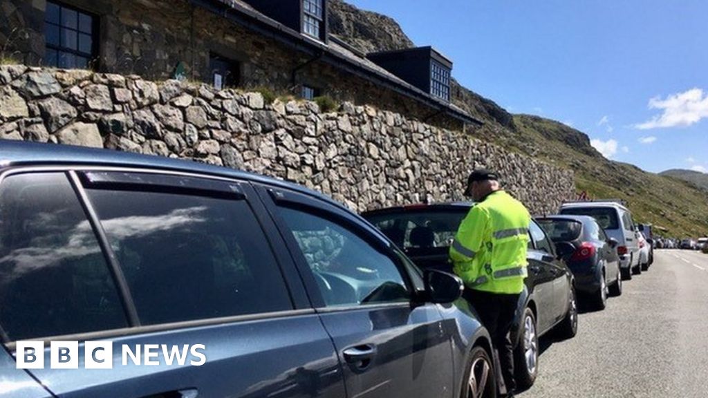 Snowdon: Can new technology stop parking chaos? - BBC News