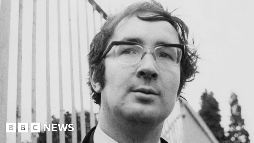 Richard Booth: Bookshop owner and 'king of Hay-on-Wye' dies - BBC News