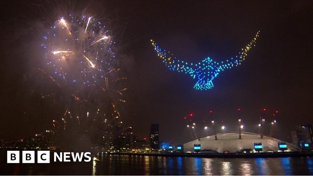 Newyear 2021: NHS and BLM celebrated in light display - BBC News