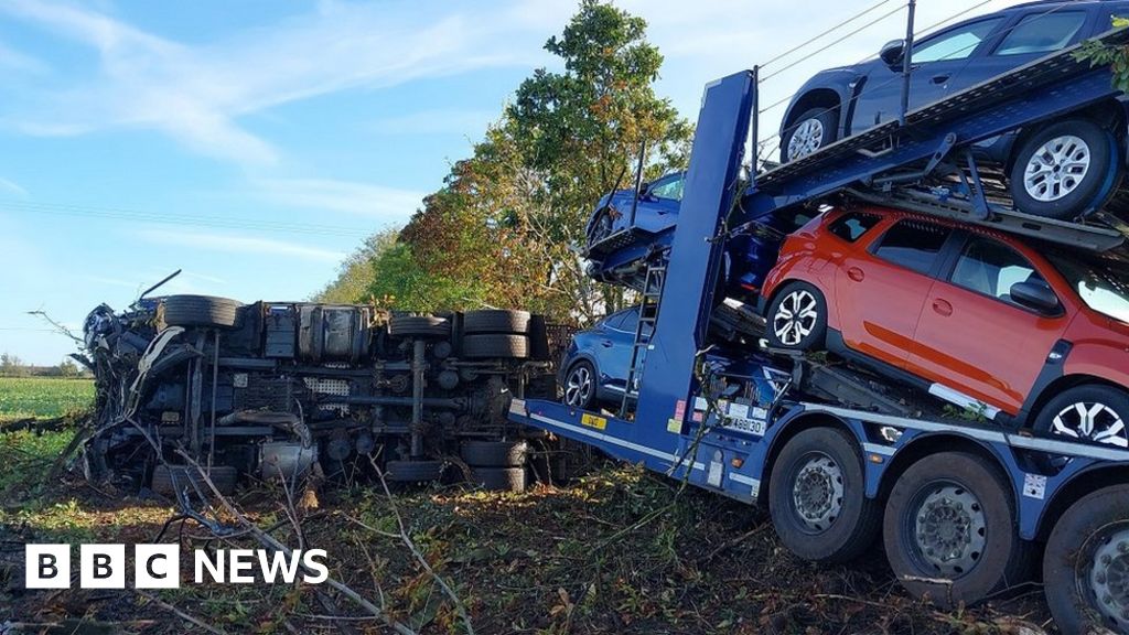 Loaded car transporter leaves M4 and overturns near Bath - BBC News