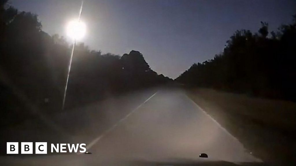 'Fireball' dazzles in Florida skies 'explosion' - BBC News