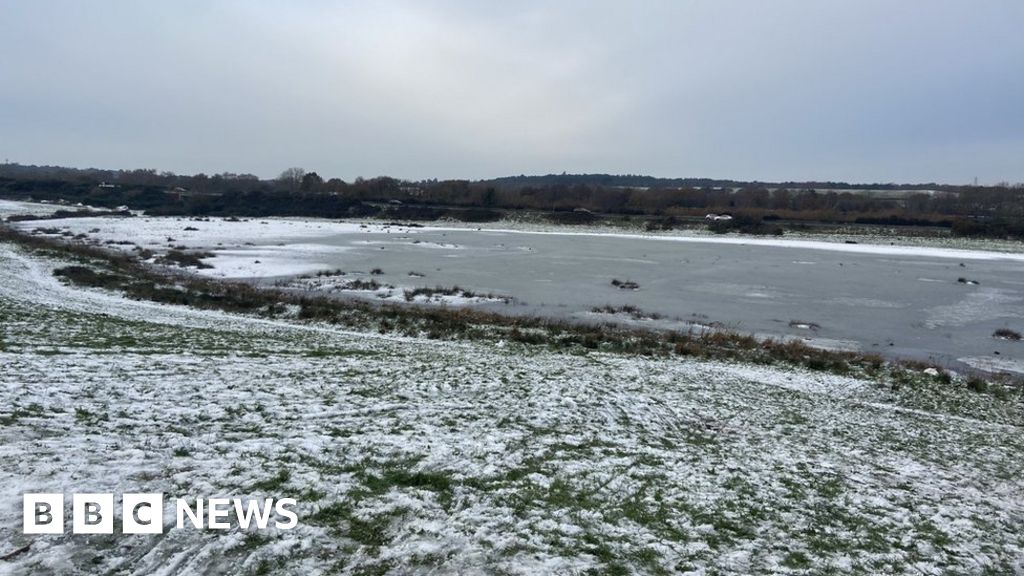 Child on frozen lake at Wareham Common sparks emergency response - BBC News