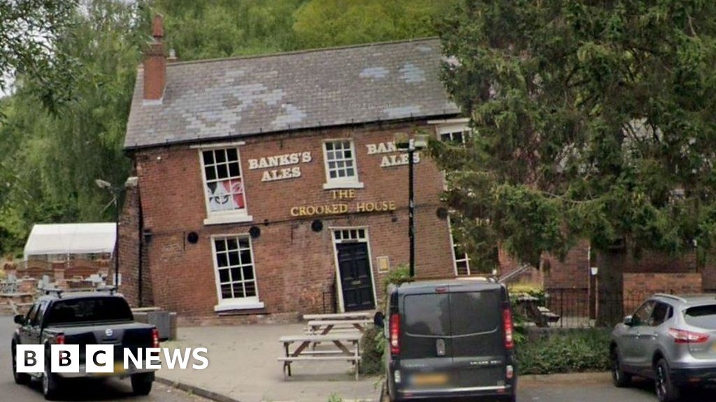 The Crooked House pub fire and demolition controversy... in 52 seconds - BBC News