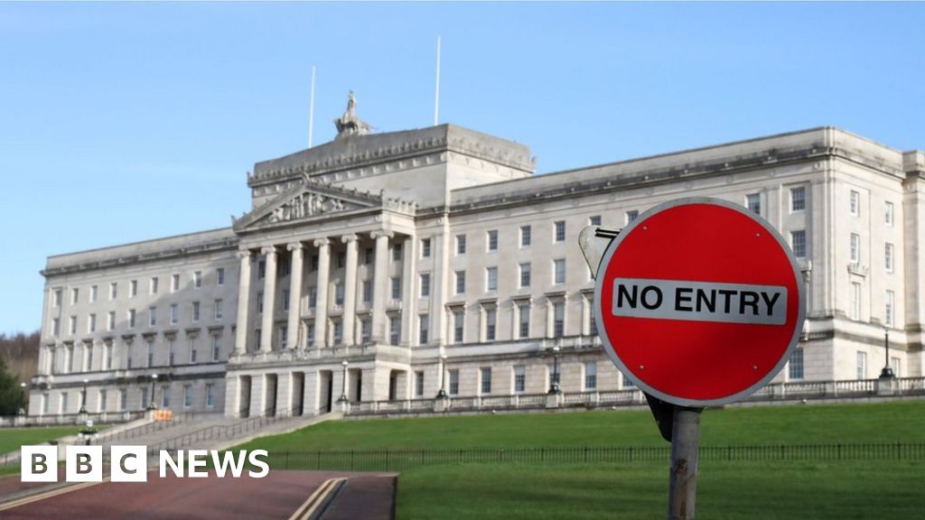 Stormont party leaders in roundtable talks - BBC News