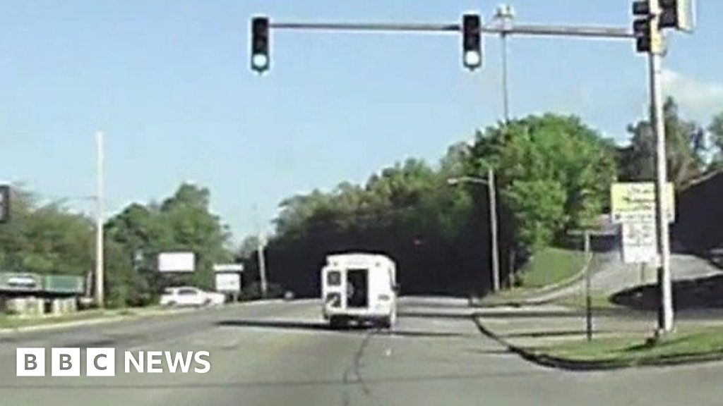 US girl, 4, survives fall from bus - BBC News