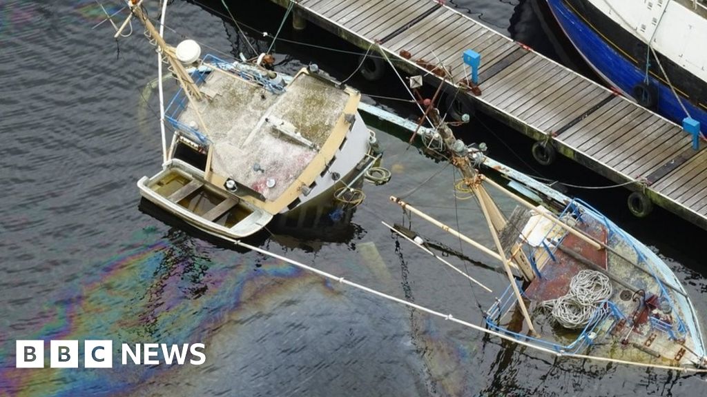 Glasson Dock Marina: Sinking boat leaves large fuel slick - BBC News
