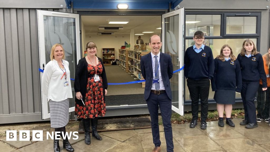 Farlingaye High School in Woodbridge gets new library - BBC News