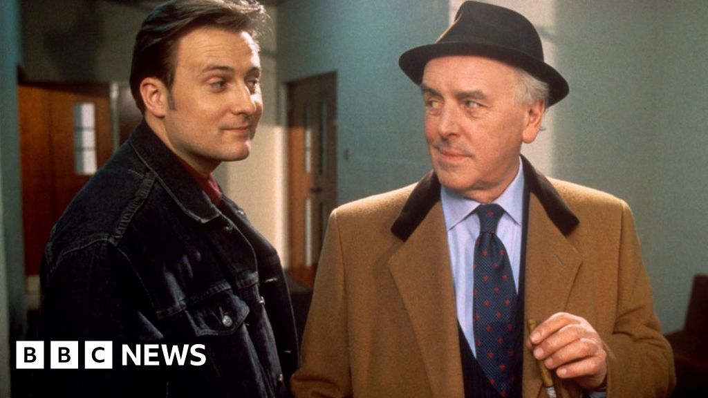 Arthur Daley's coat and trilby 'flogged' for 11,500 'nicker' - BBC News