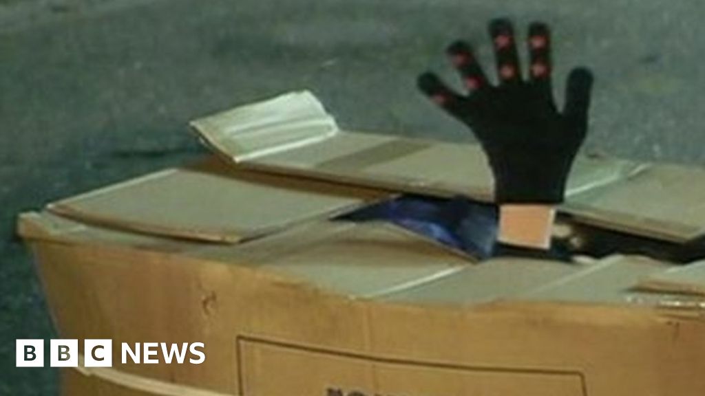 Migrants sheltering in cardboard boxes at Austria-Germany border - BBC News