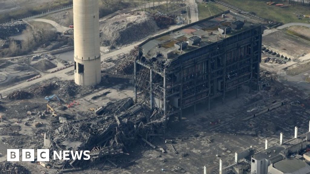 Didcot Power Station collapse: Major search for missing - BBC News