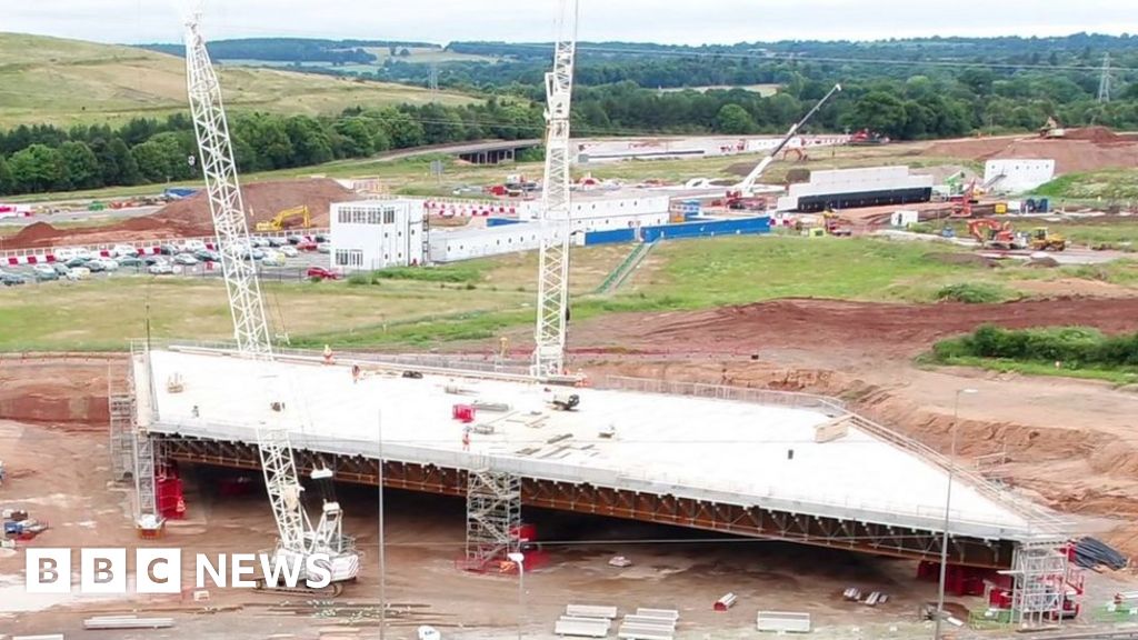 M42 motorway set to close near Solihull for new bridge - BBC News