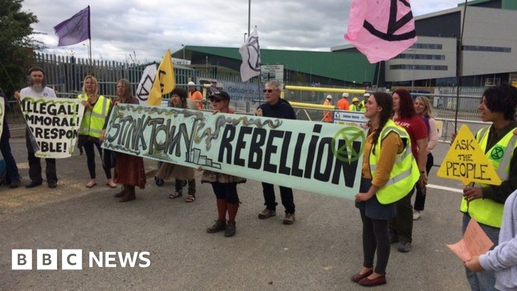 Incinerator protesters stop lorries delivering waste - BBC News