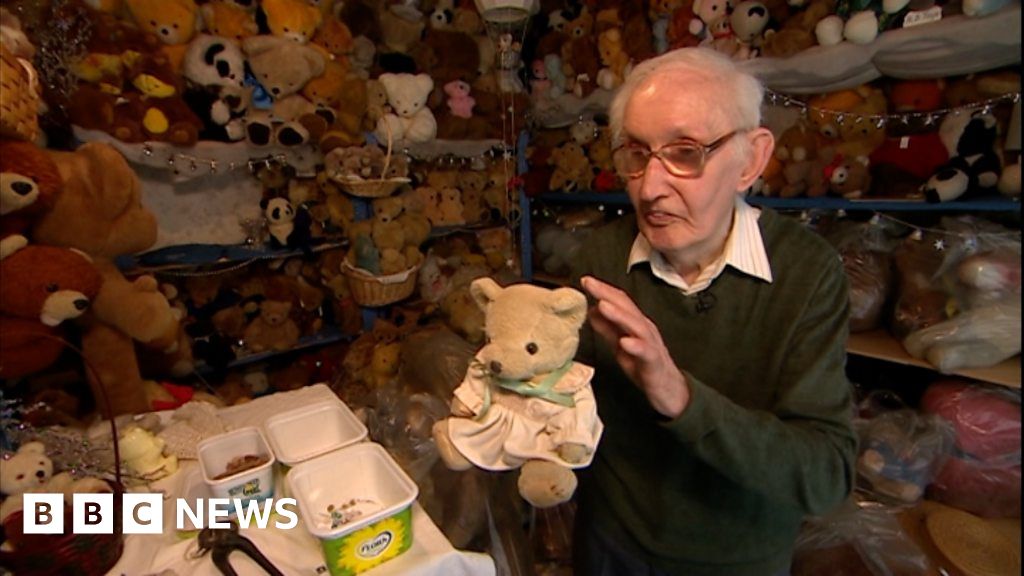Huge teddy bear collection goes up for auction in Newbury - BBC News