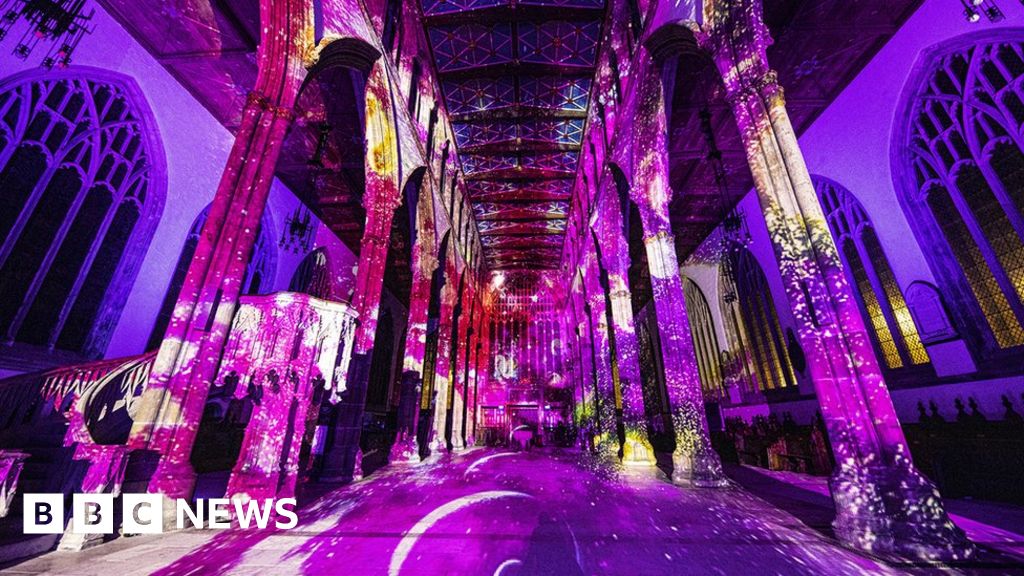 Hull Minster's interior illuminated in colourful light show - BBC News