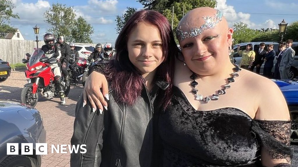 Teenager arrives at Berkeley prom with bike convoy - BBC News