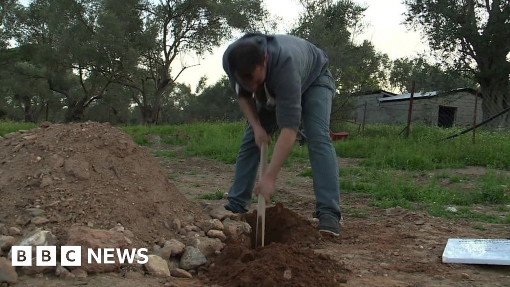 Burying the dead who fail to make it to Europe - BBC News