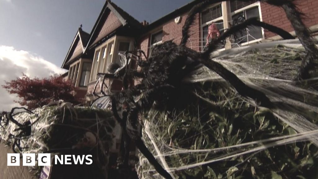 Halloween: Cardiff family decorate their home despite lockdown - BBC News