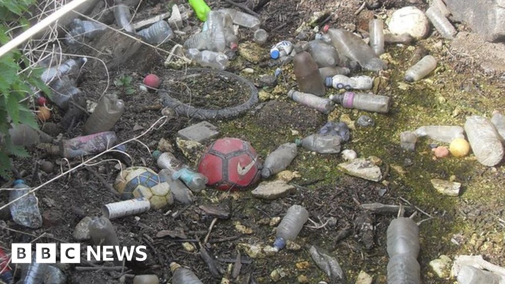 Harlow Council bemoans massive build-up of plastic river waste - BBC News