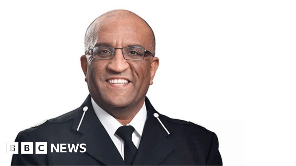 Thames Valley Police officers educated in new race action plan - BBC News