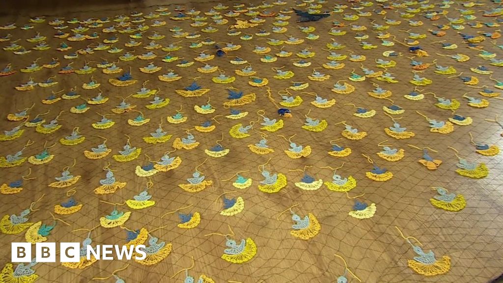 Ukraine: Memorial unveiled in Newbury for 'angel' children - BBC News