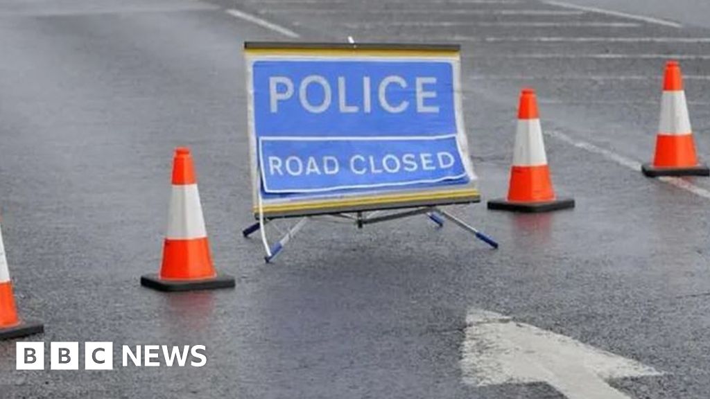 Reading man arrested after two injured in A329 crash - BBC News