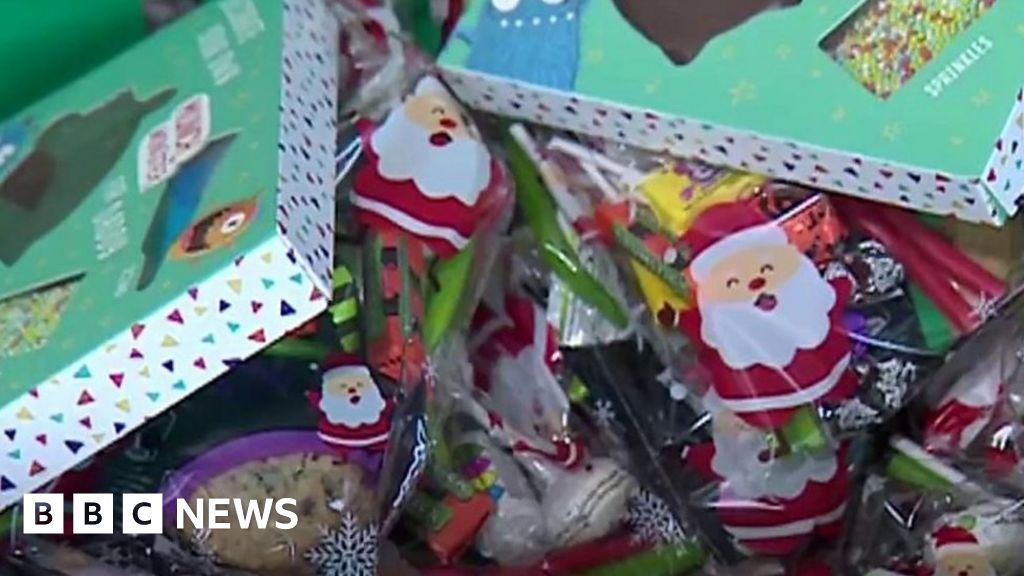 The Real Junk Food Project to give away 13,000 Christmas hampers - BBC News