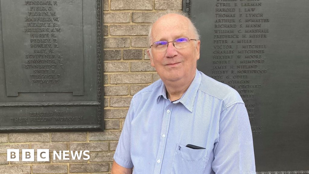 Luton war memorial unveiled for Vauxhall factory workers - BBC News