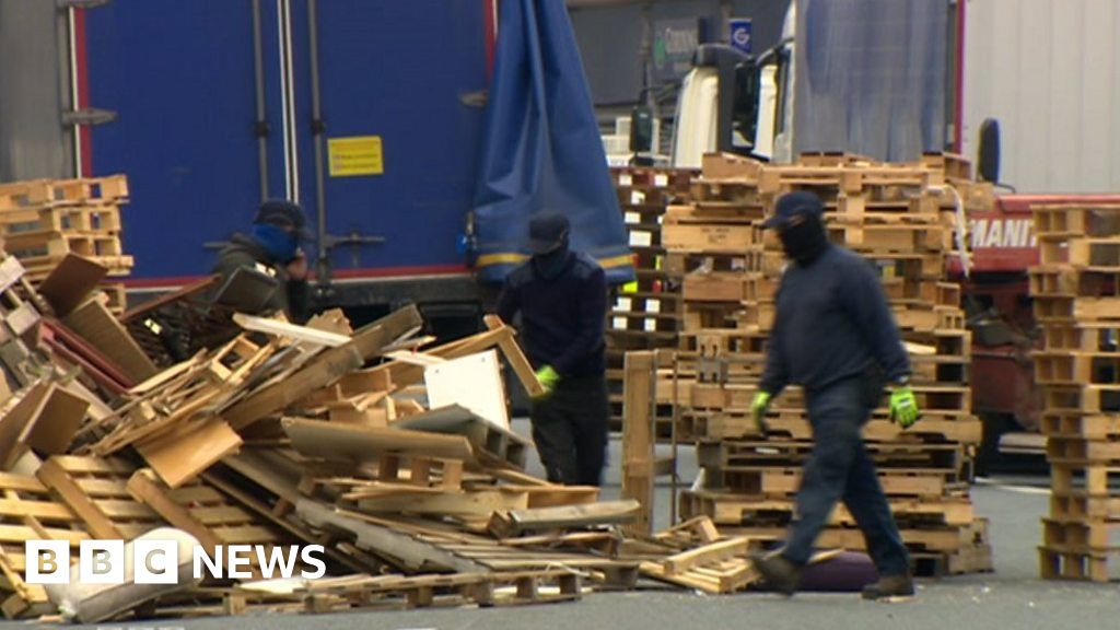 Police protection during bonfire removal in Belfast