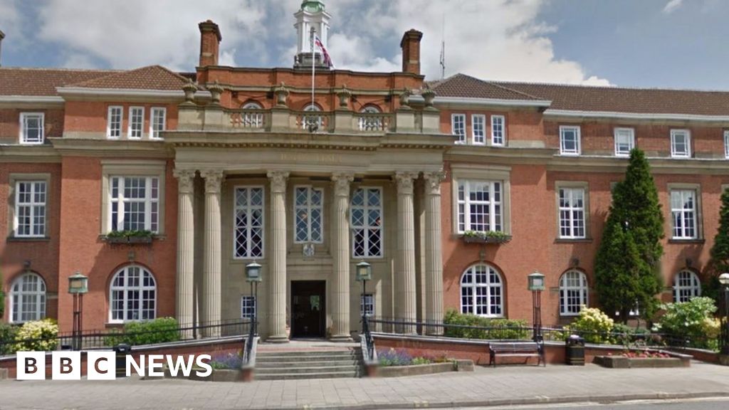 Nuneaton and Bedworth council to join West Midlands authority - BBC News