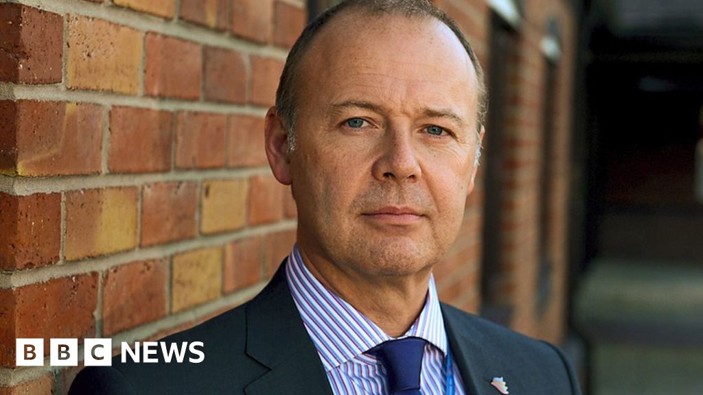 Shrewsbury and Telford Hospital chief Simon Wright to leave - BBC News
