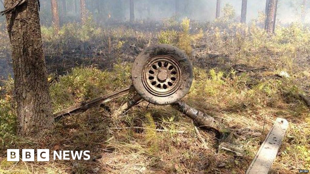 F-16 collides mid-air with small plane, killing two in US - BBC News