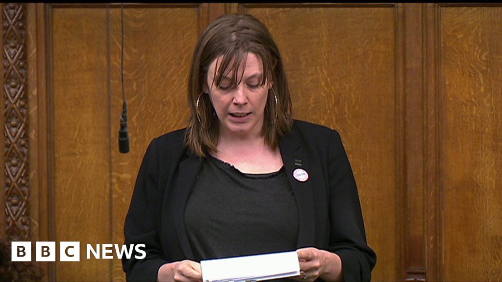Jess Phillips reads names of women 'killed by male violence' - BBC News