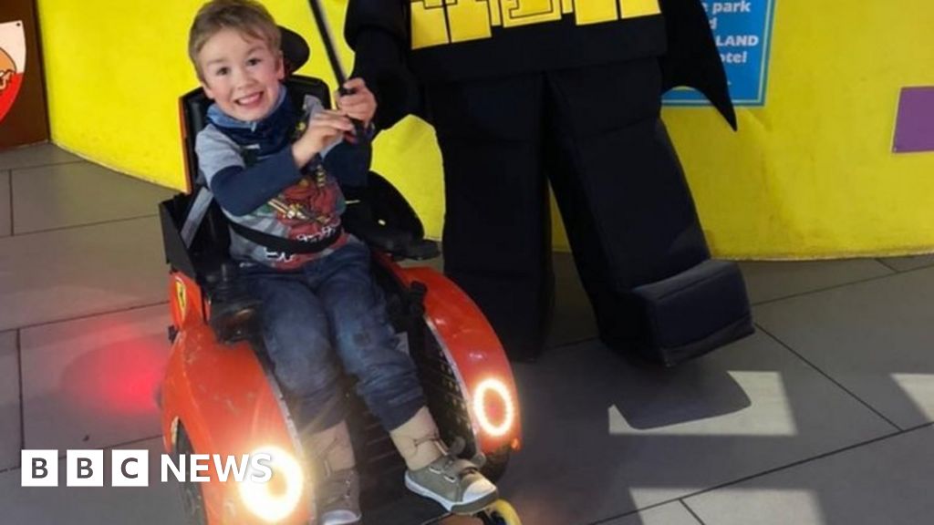 Legoland staff ask boy in wheelchair to walk - BBC News
