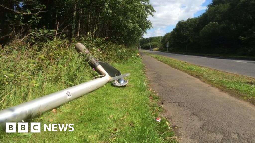 Driver dies after car hits lamp-post in East Lothian - BBC News