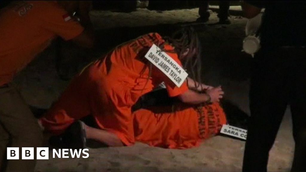 Bali police murder: UK and Australian suspects in re-enactment - BBC News